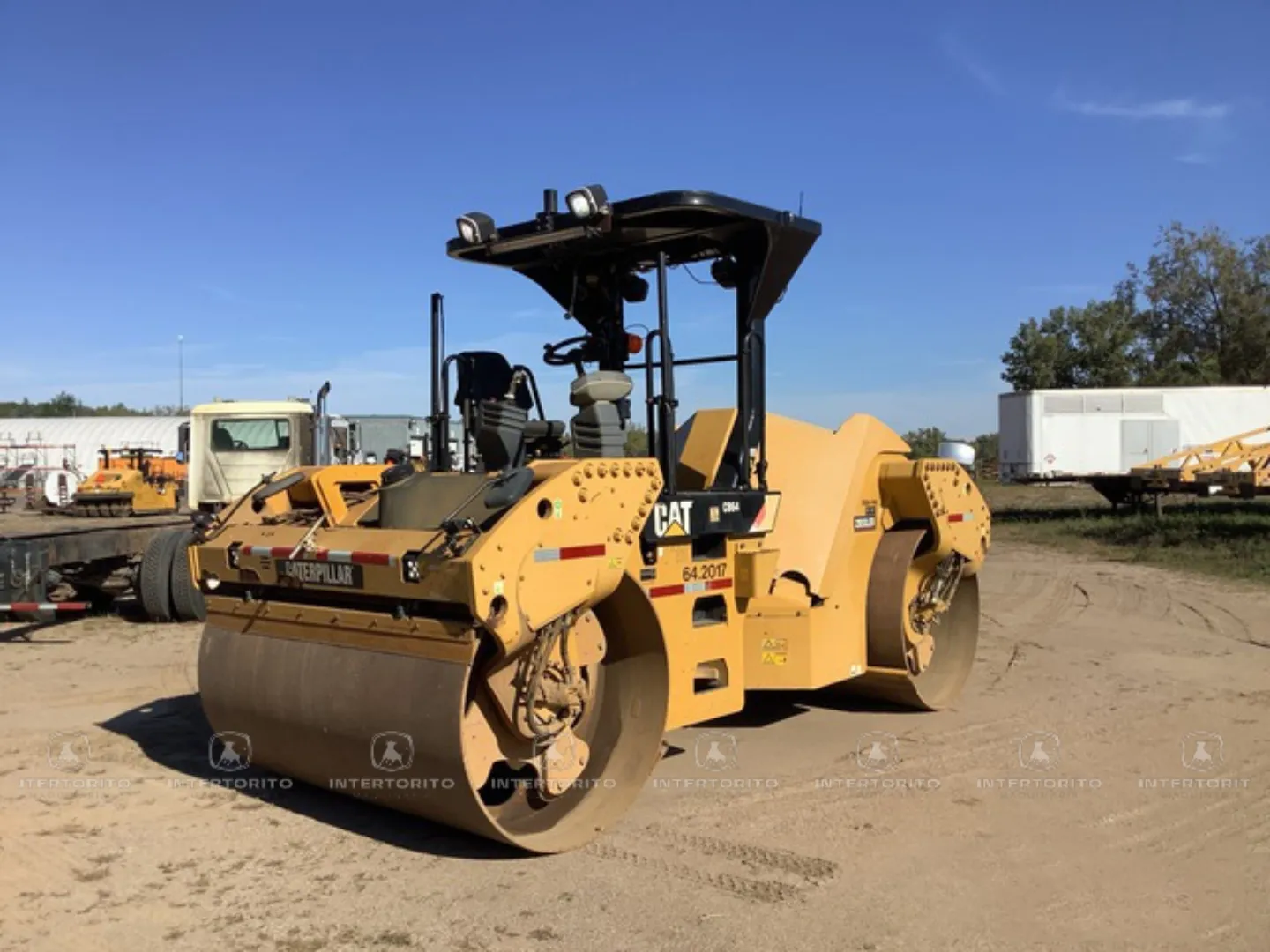 Vibrocompactador CAT CB64