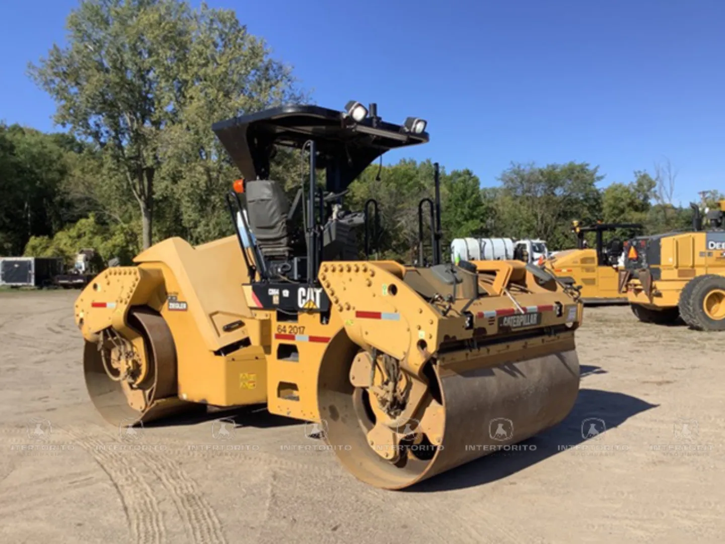 Vibrocompactador CAT CB64